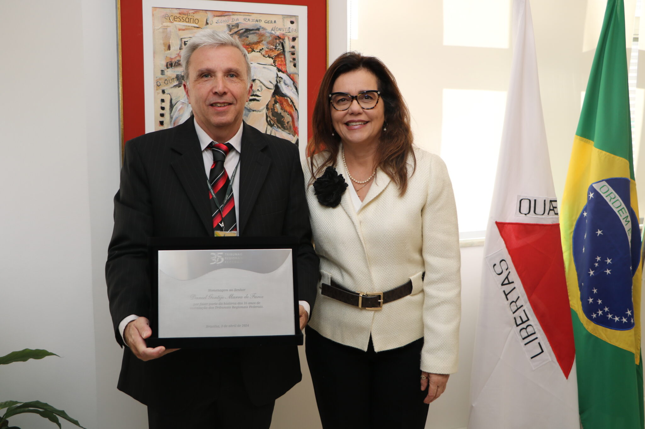 Presidente do TRF6 entrega placas a Oficiais de Justiça do Tribunal ...